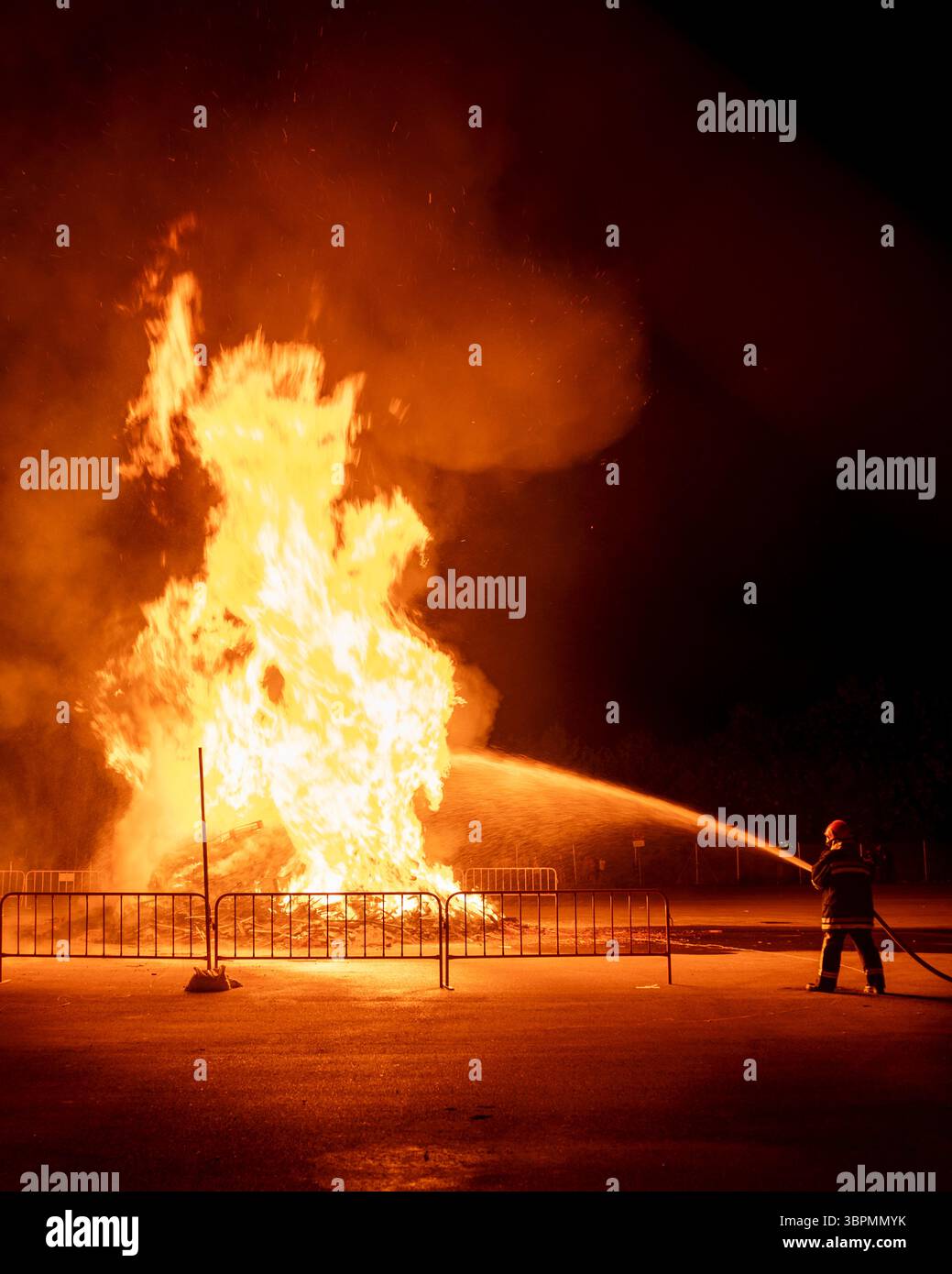 Brave firefighter extinguishing large hi-res stock photography and ...