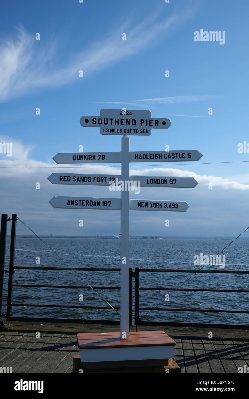 Southend Pier, the world's longest pleasure pier, Southend on Sea Stock ...