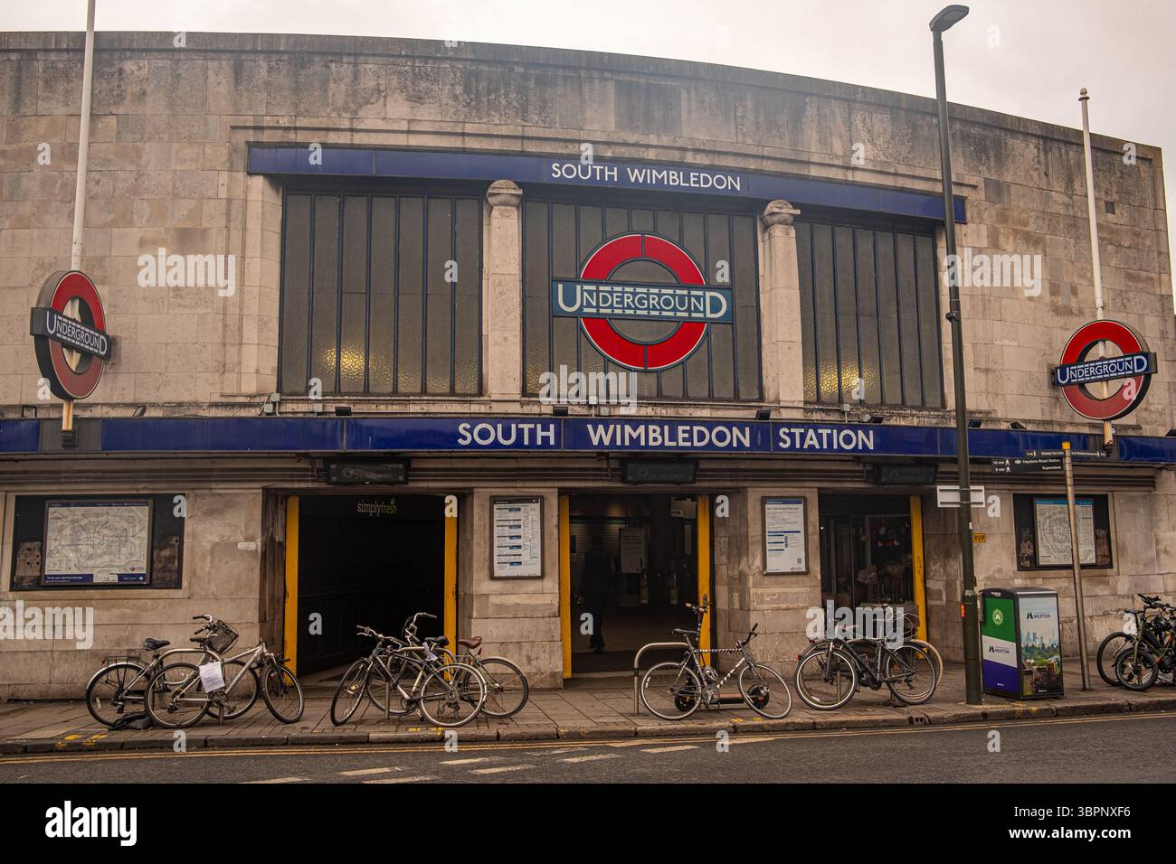 Wimbledon underground station hi-res stock photography and images - Alamy