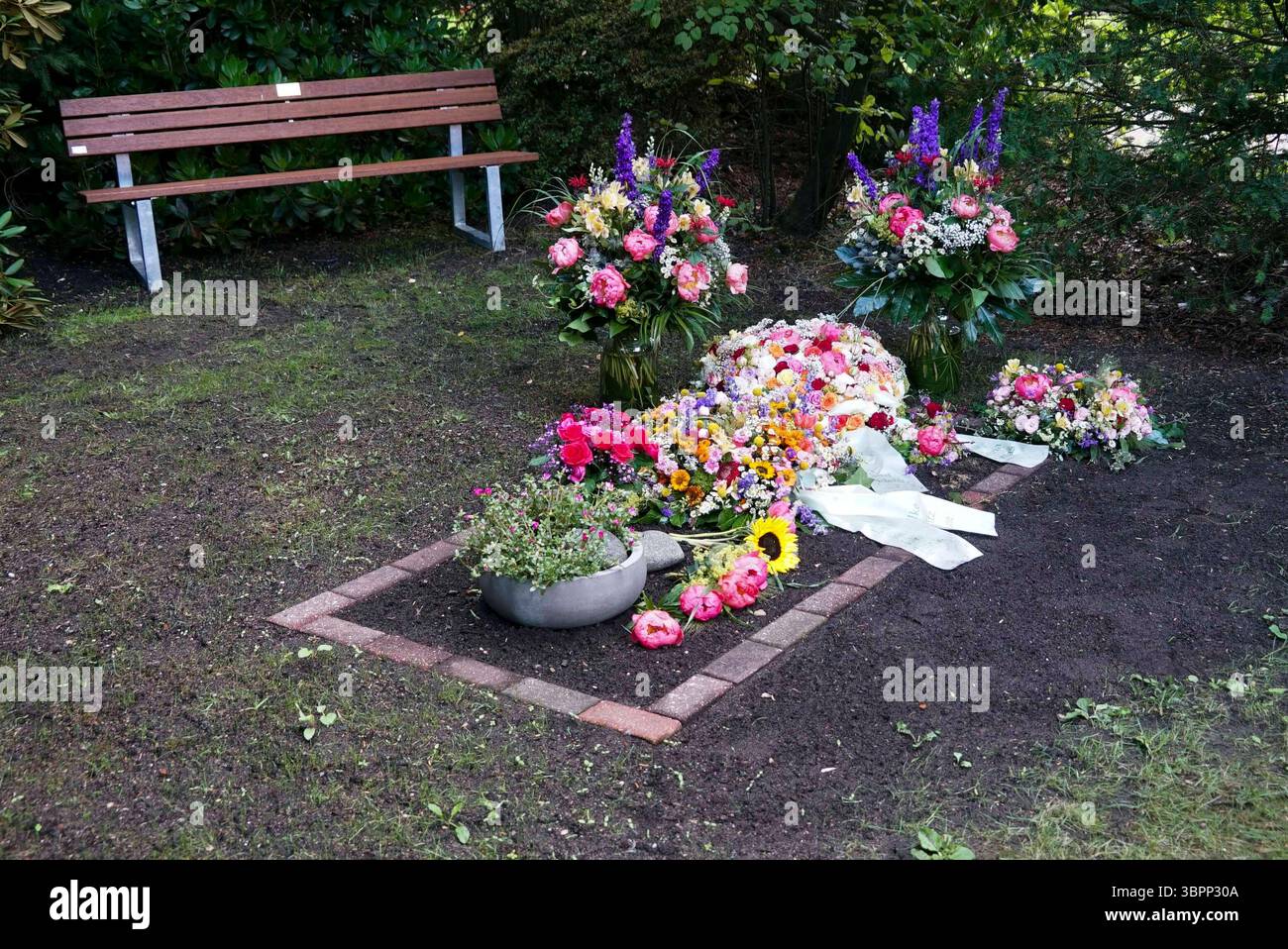 cntv Carlo von Tiedemann der NDR Kultmoderatot wurde beerdigt. Die ...