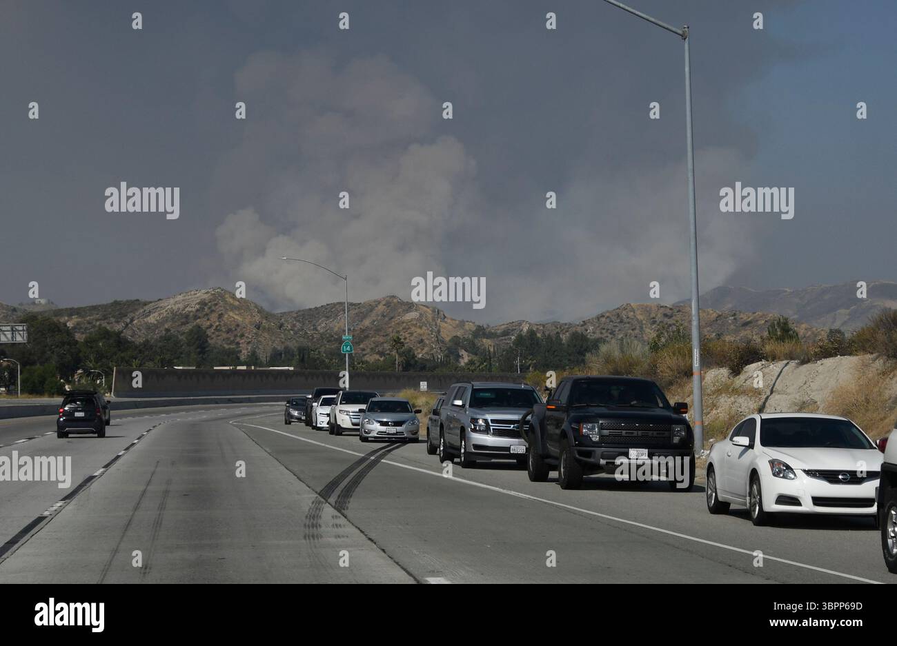Traffic head south bound on the 14 freeway in the north bound lanes as ...