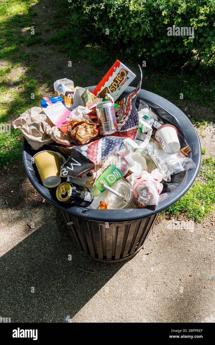 Overflowing waste bin, Russell Square, London, England, UK Stock Photo ...
