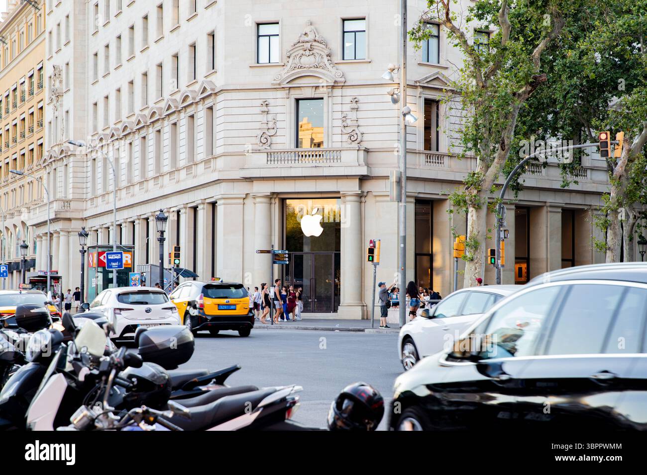 Apple Store Grand Entrance, Iconic Tech Retail Barcelona Spain 29.06. ...