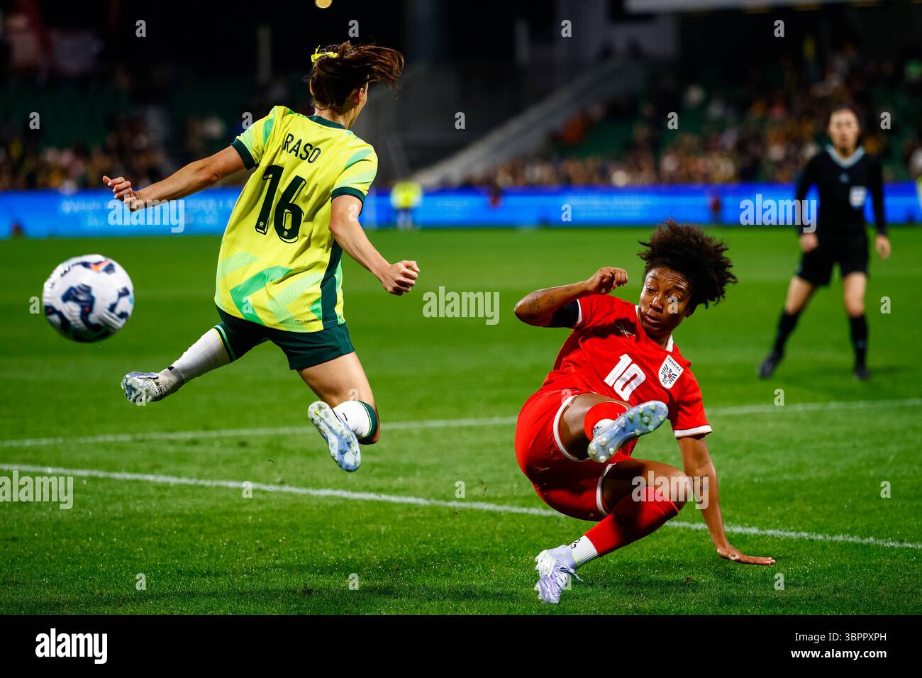Perth, Australia, July 8th 2025: Marta Cox (10 Panamá) tackles Hayley ...