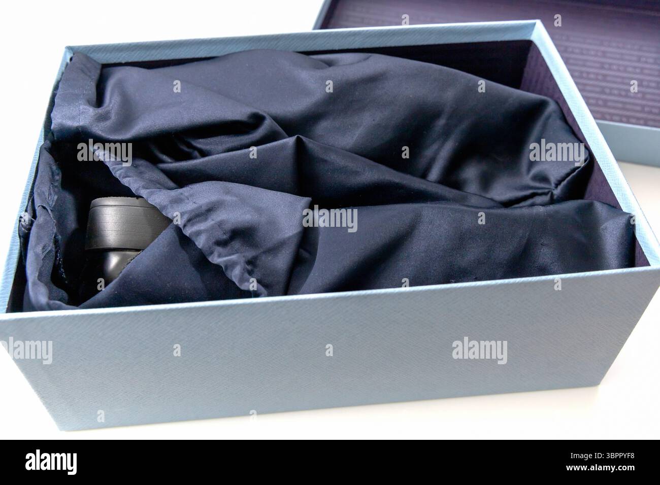 Female shoes in box hi-res stock photography and images - Alamy