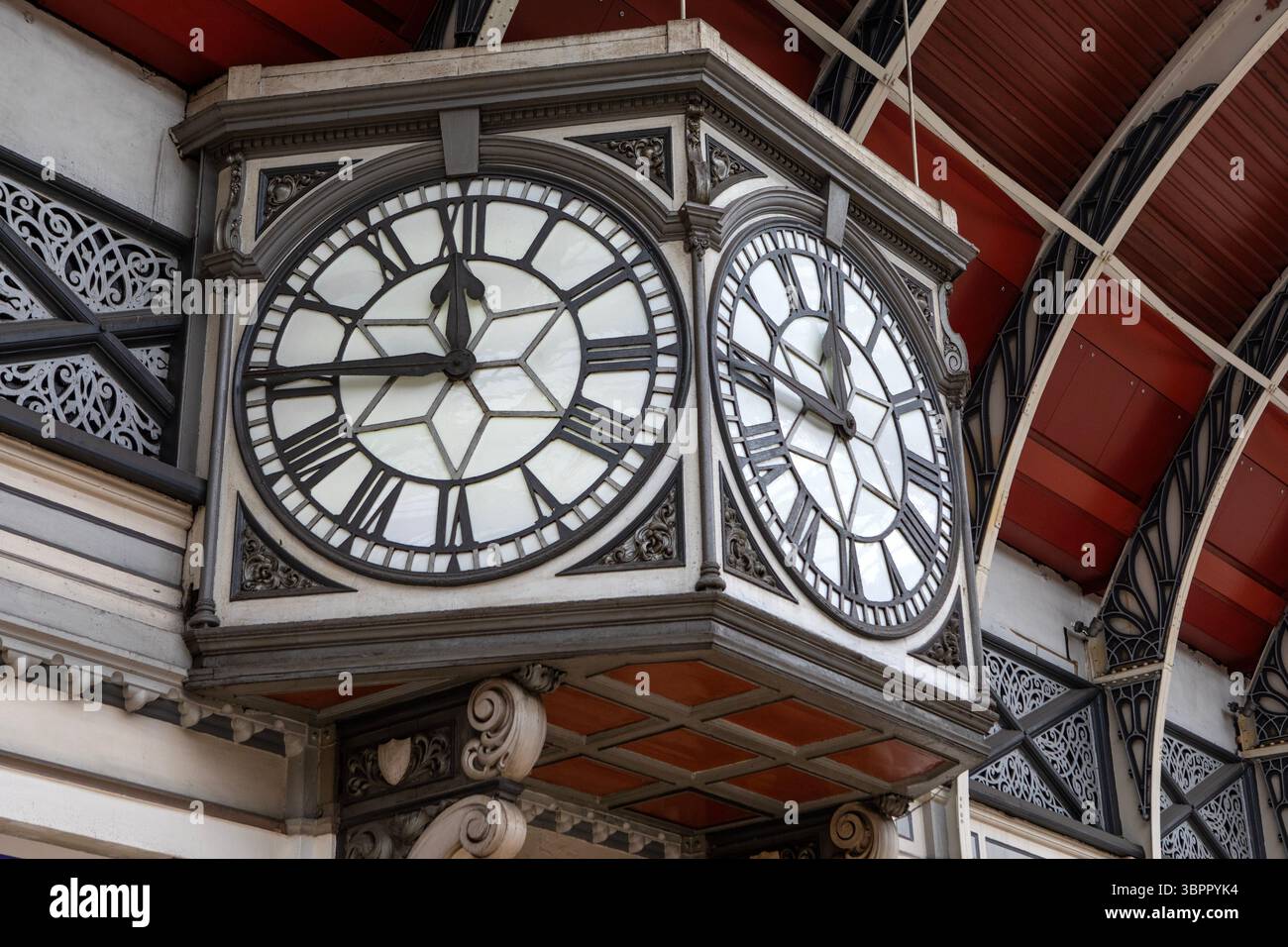 Giant clock on the concourse at Paddington Station in London, UK Stock ...