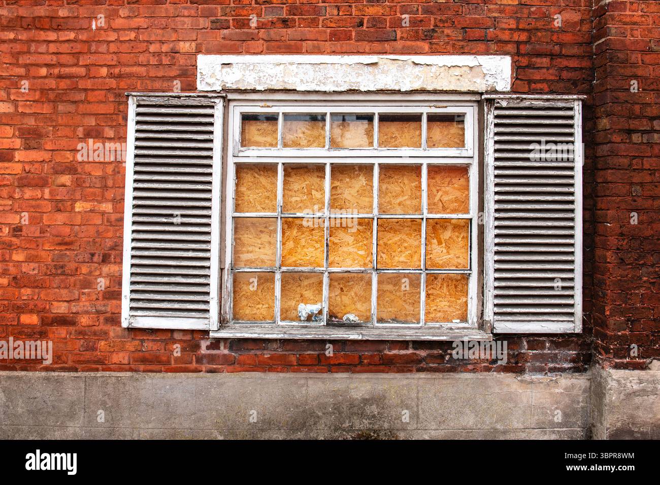 Boarded up shutters hi-res stock photography and images - Alamy
