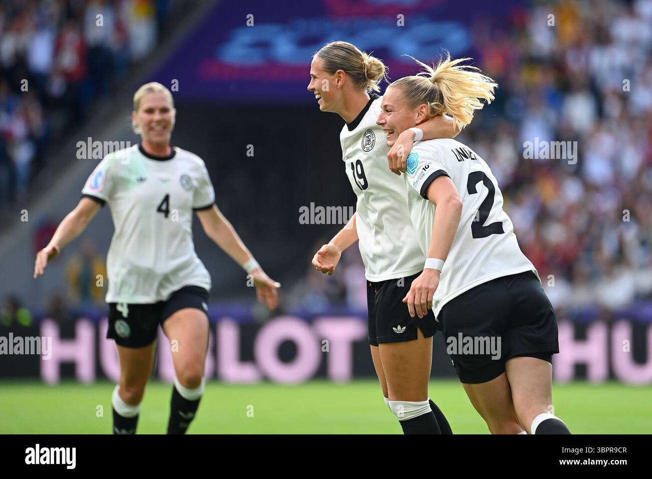 From left: Klara BUEHL (GER), Sarai LINDER (GER), rear: Rebecca KNAAK ...