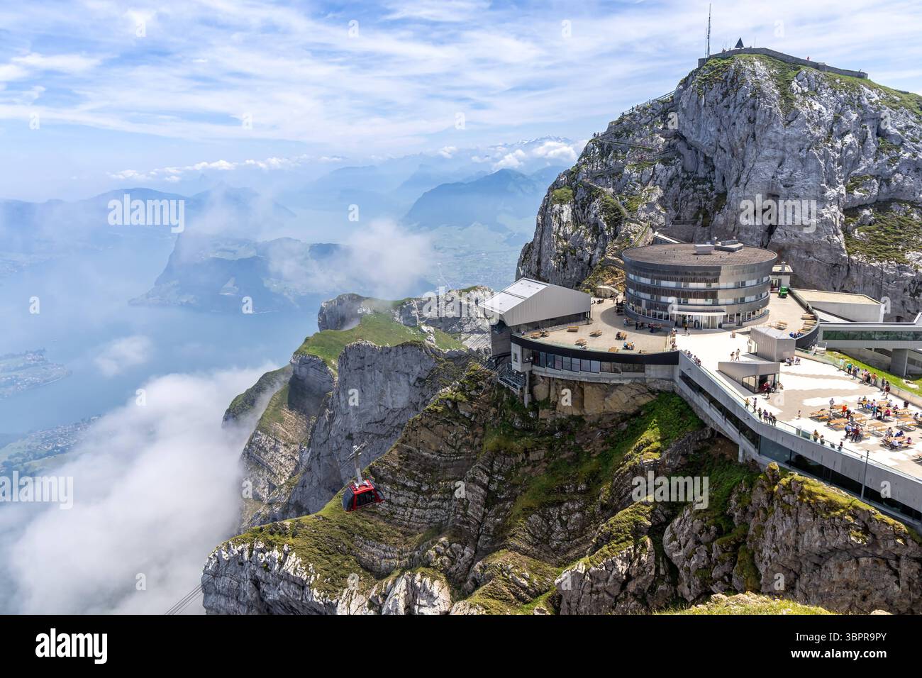 Berg Pilatus Berggipfel mit Seilbahn in den Schweizer Alpen in der ...