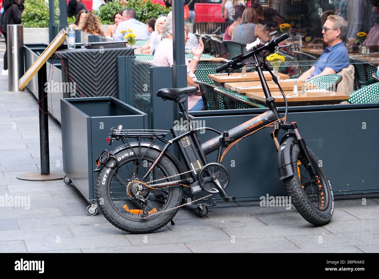 West End, London, UK. 9th Jul 2025. The met Police nme London anti ...