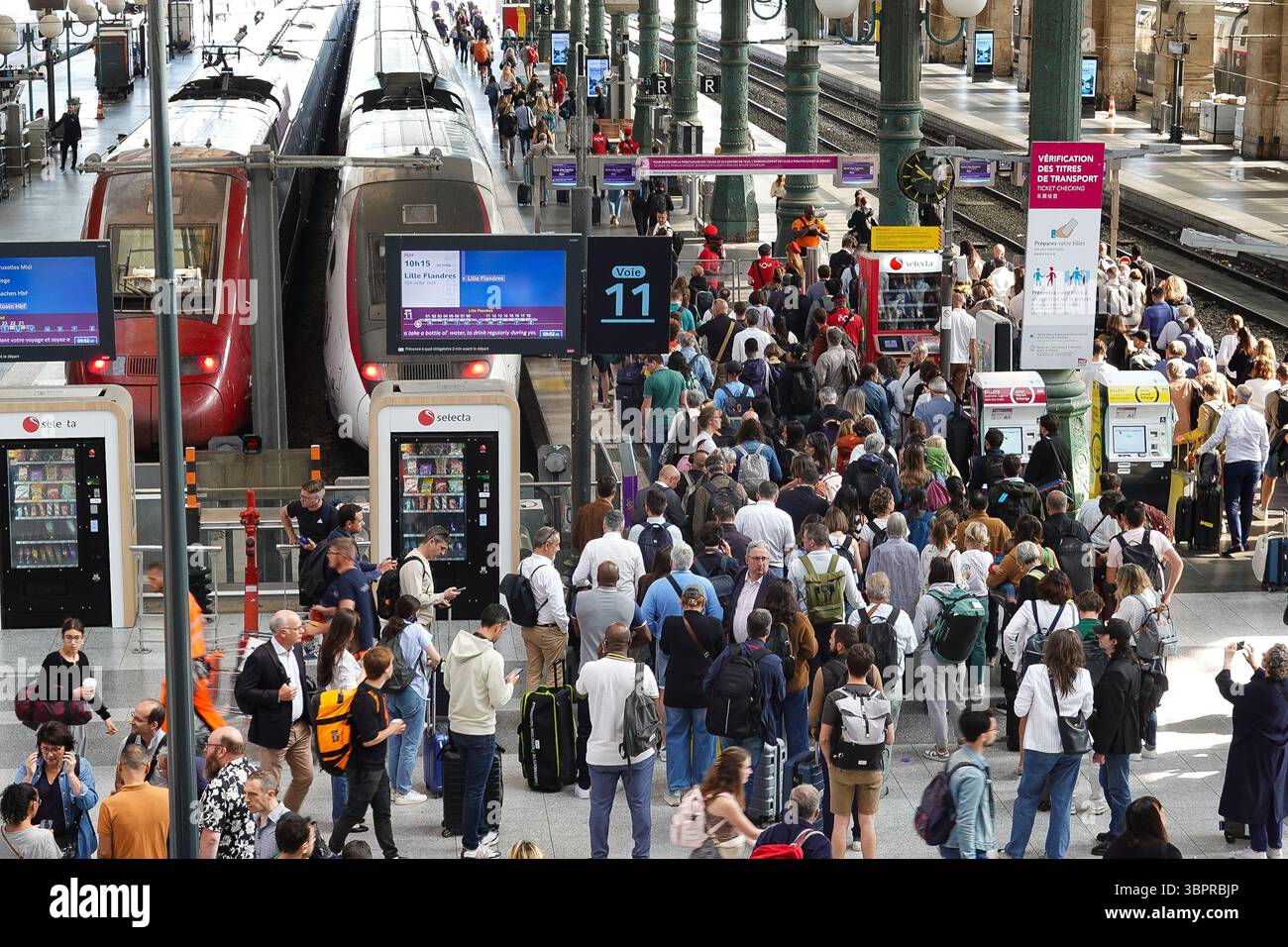 People crowding onto train at Gare de Nord Paris Stock Photo - Alamy