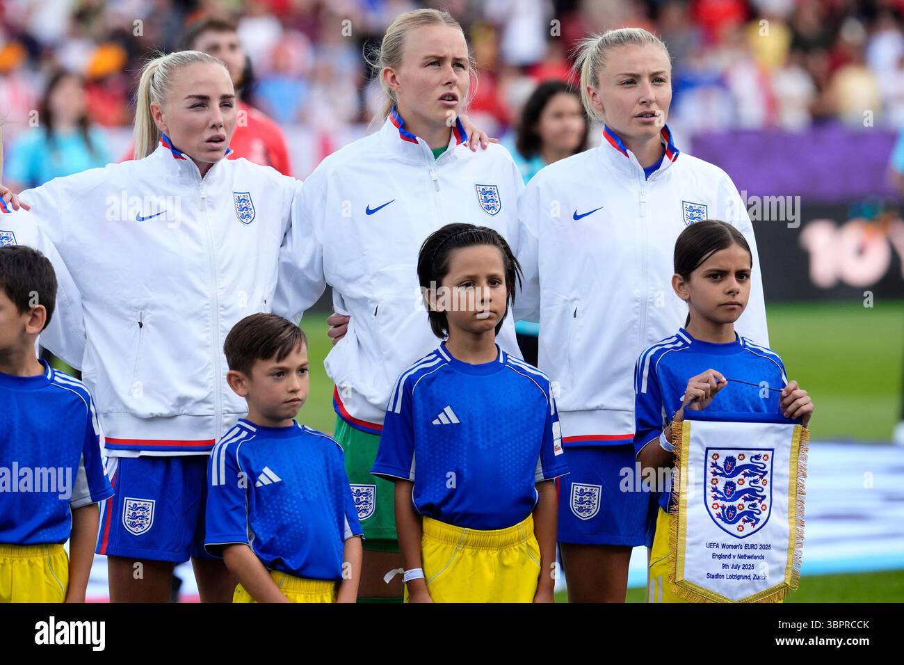 England's Leah Williamson (right), Hannah Hampton and England's Alex ...