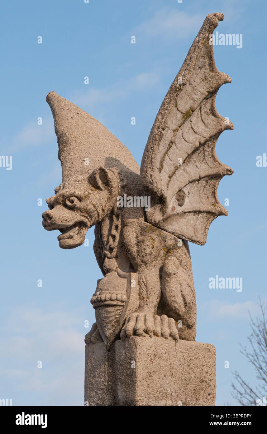 Cement gargoyle hi-res stock photography and images - Alamy