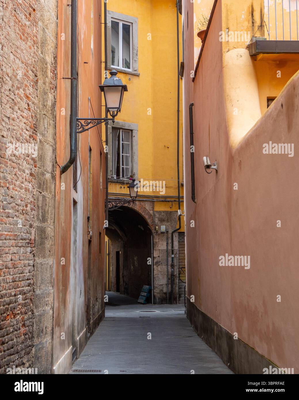 View through one of the traditional backstreets of the city of Pisa in ...