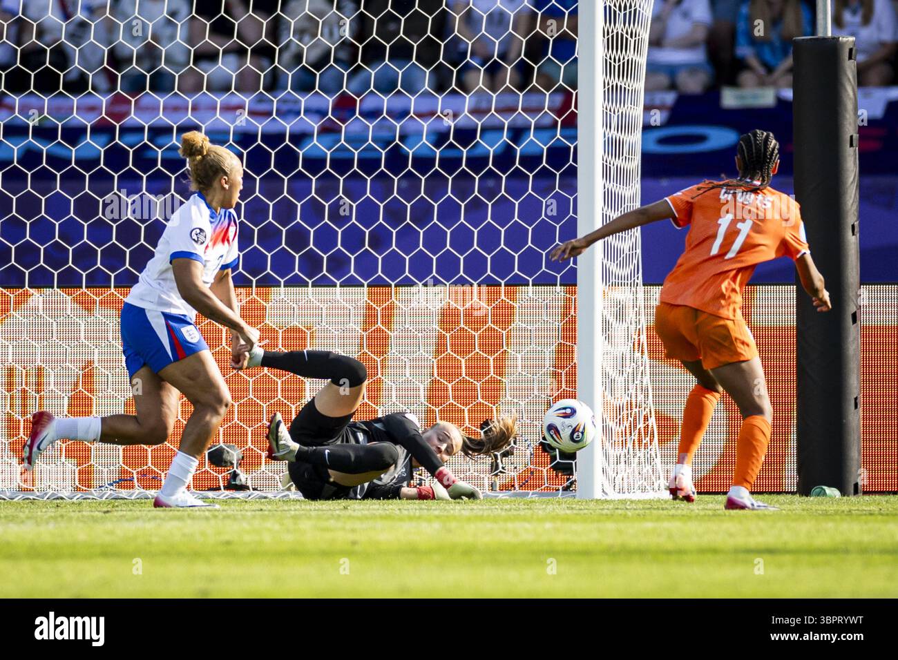 ZURICH - Saving Netherlands goalkeeper Daphne van Domselaar during the ...