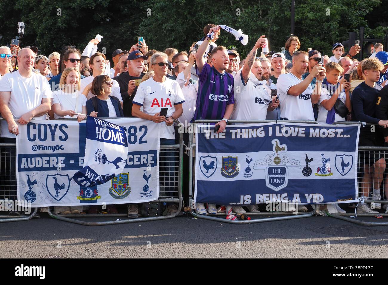 London, UK. 23 May 2025. Tottenham Hotspur football fans line the ...