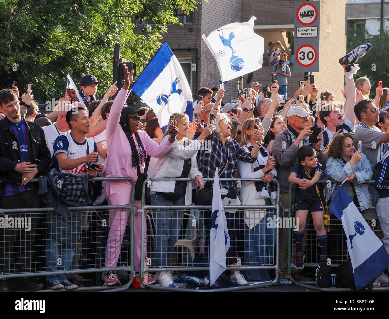 London, UK. 23 May 2025. Tottenham Hotspur football fans line the ...