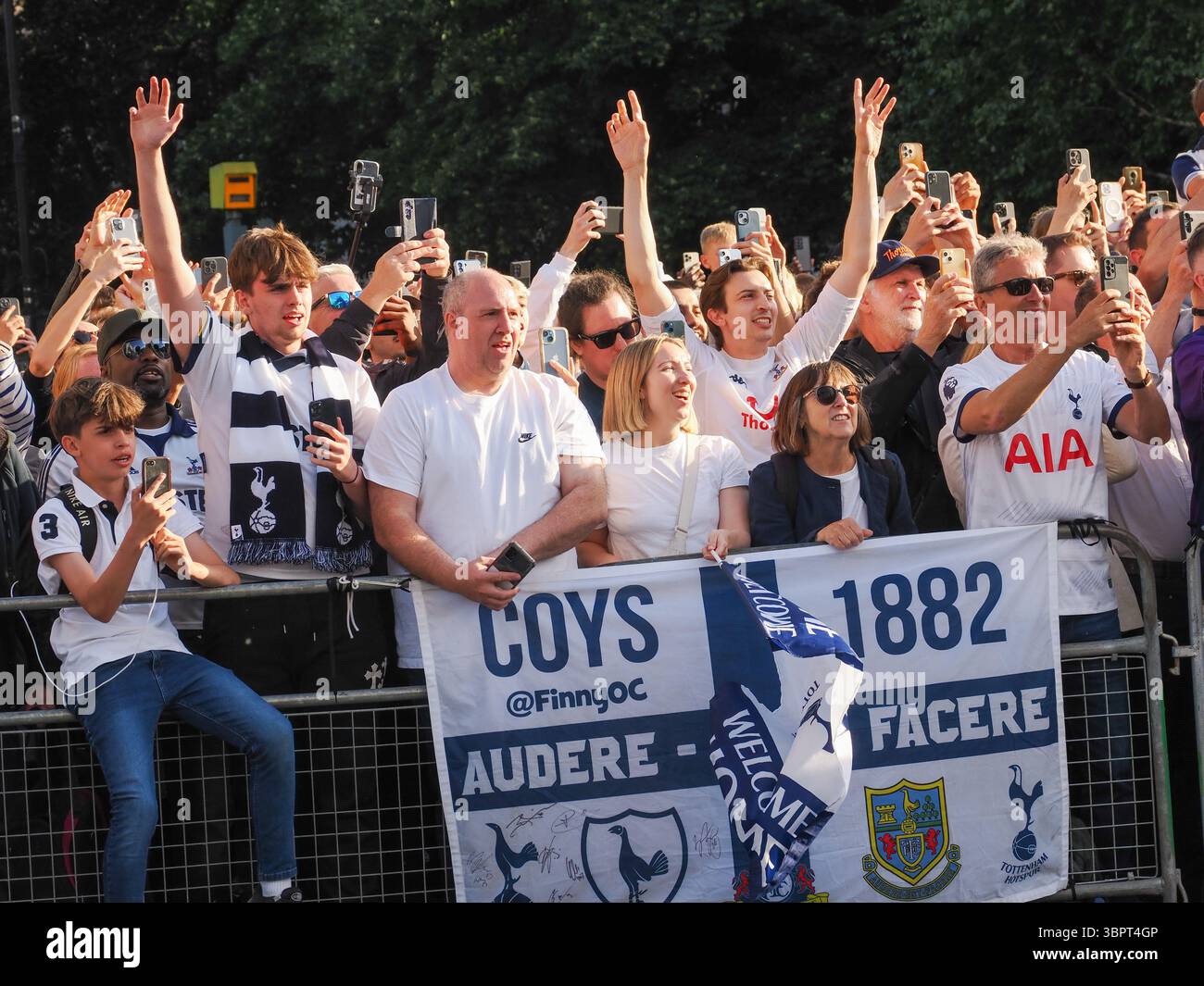London, UK. 23 May 2025. Tottenham Hotspur football fans line the ...