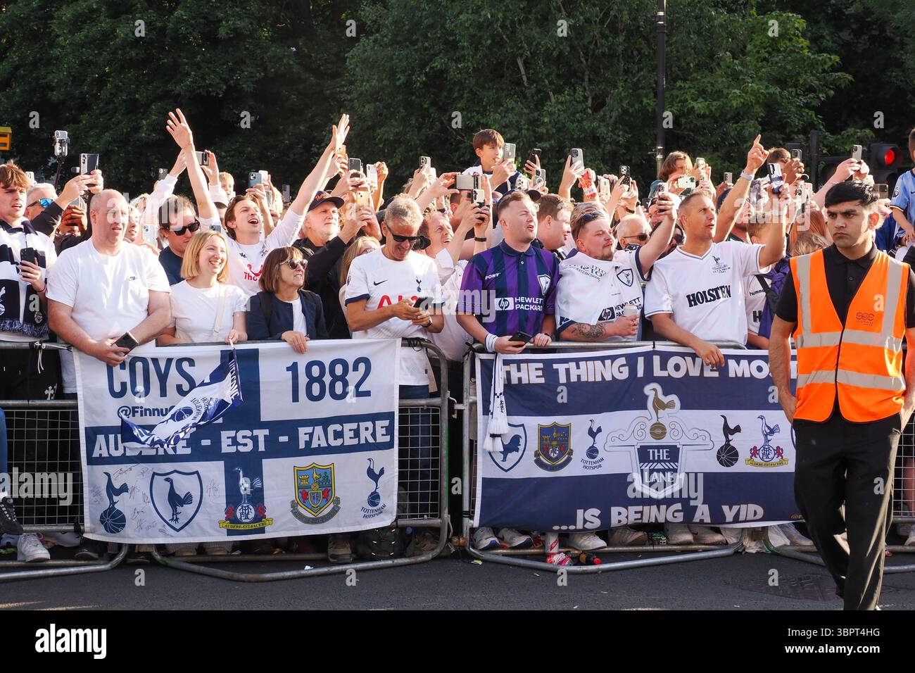 London, UK. 23 May 2025. Tottenham Hotspur football fans line the ...