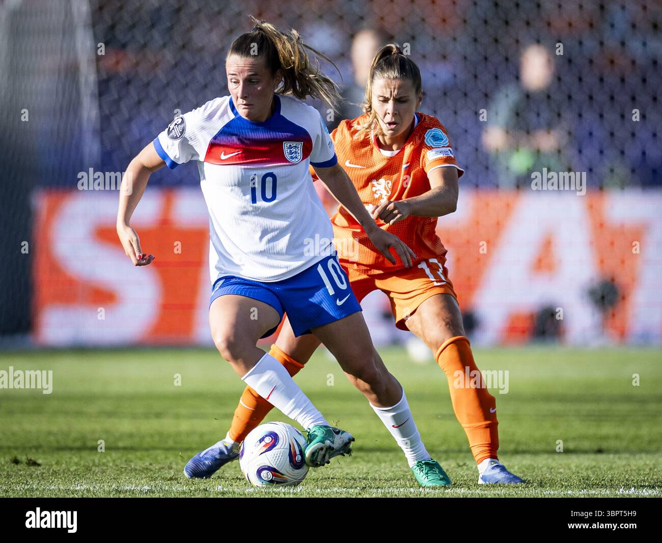 ZURICH - (l-r) Ella Toone of England, Victoria Pelova of the ...