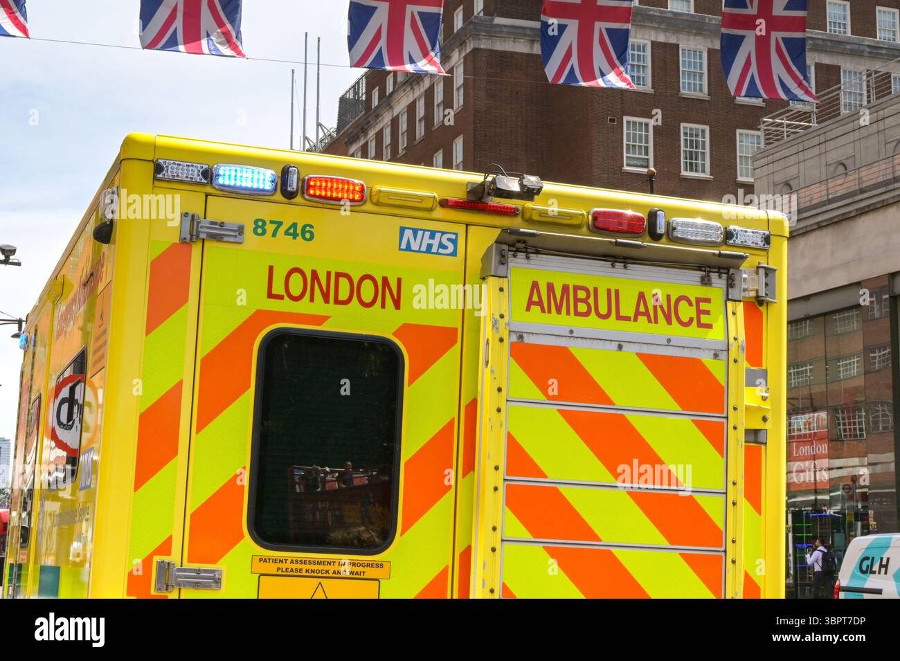Ambulance flashing lights on oxford hi-res stock photography and images ...