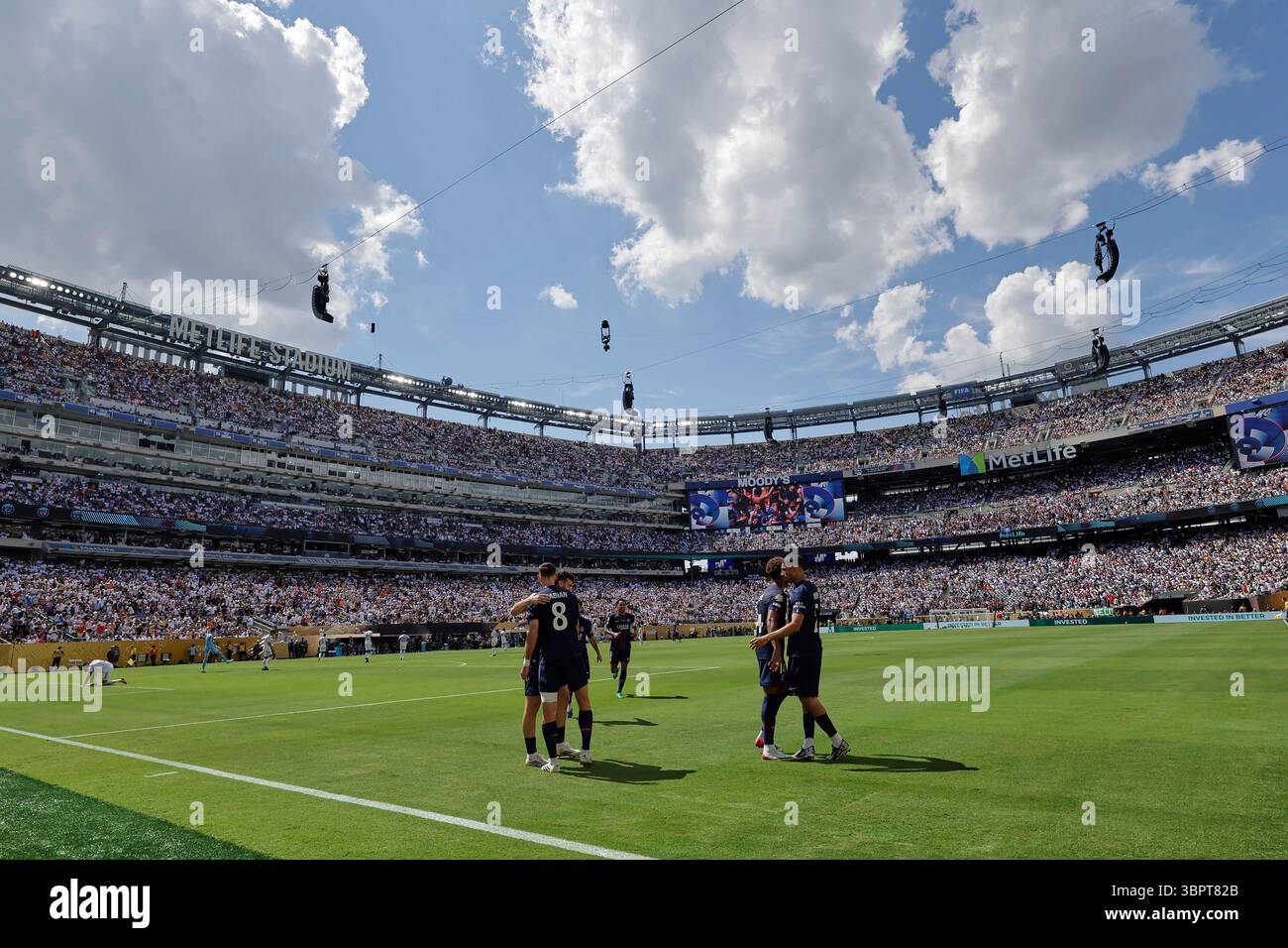 Paris Saint-Germain's Fabian Ruiz celebrates with team mates after ...