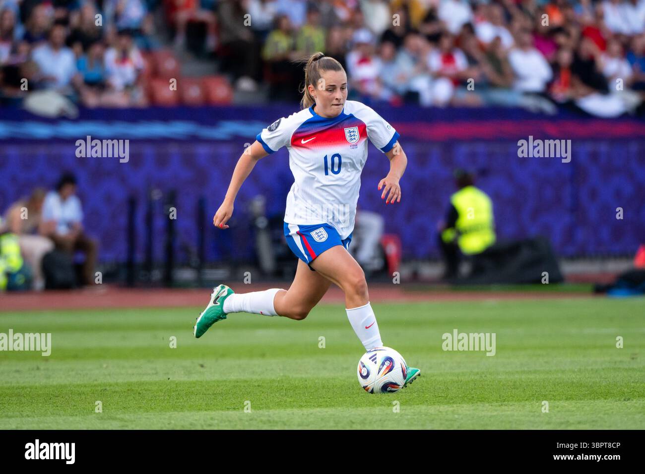Ella Toone (England, #10) am Ball, SUI, England vs Niederlande ...