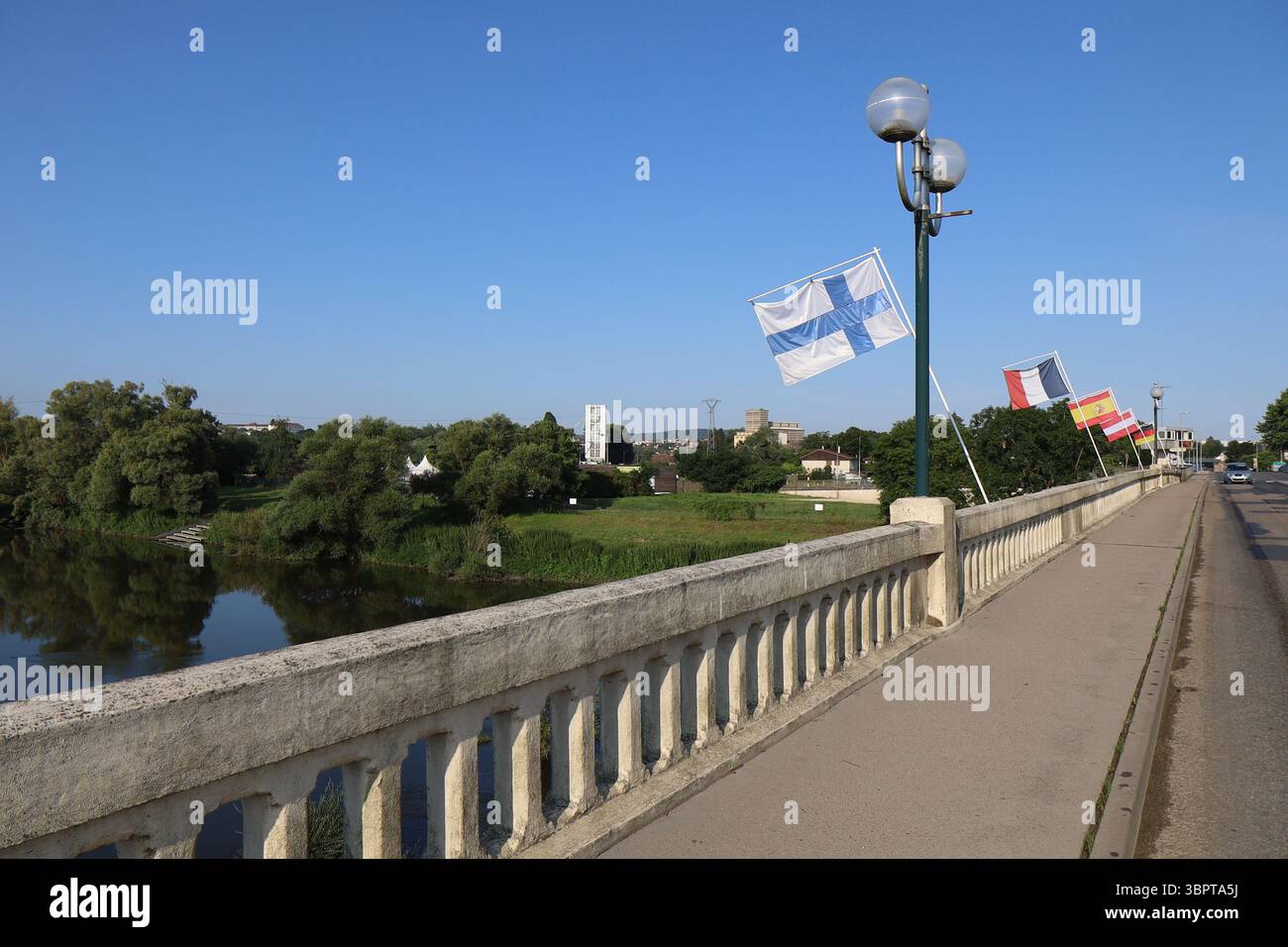 Drapeaux sur un pont hi-res stock photography and images - Alamy