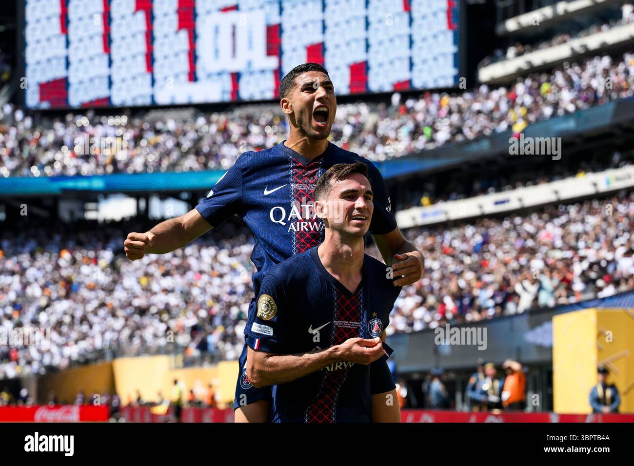 Fabian Ruiz of Paris Saint-Germain FC celebrates with Achraf Hakimi of ...