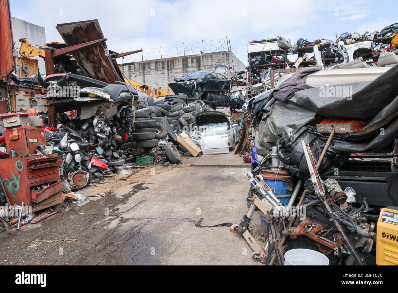 Scrap metal junkyard in Sunset Park, Brooklyn, NYC Stock Photo - Alamy