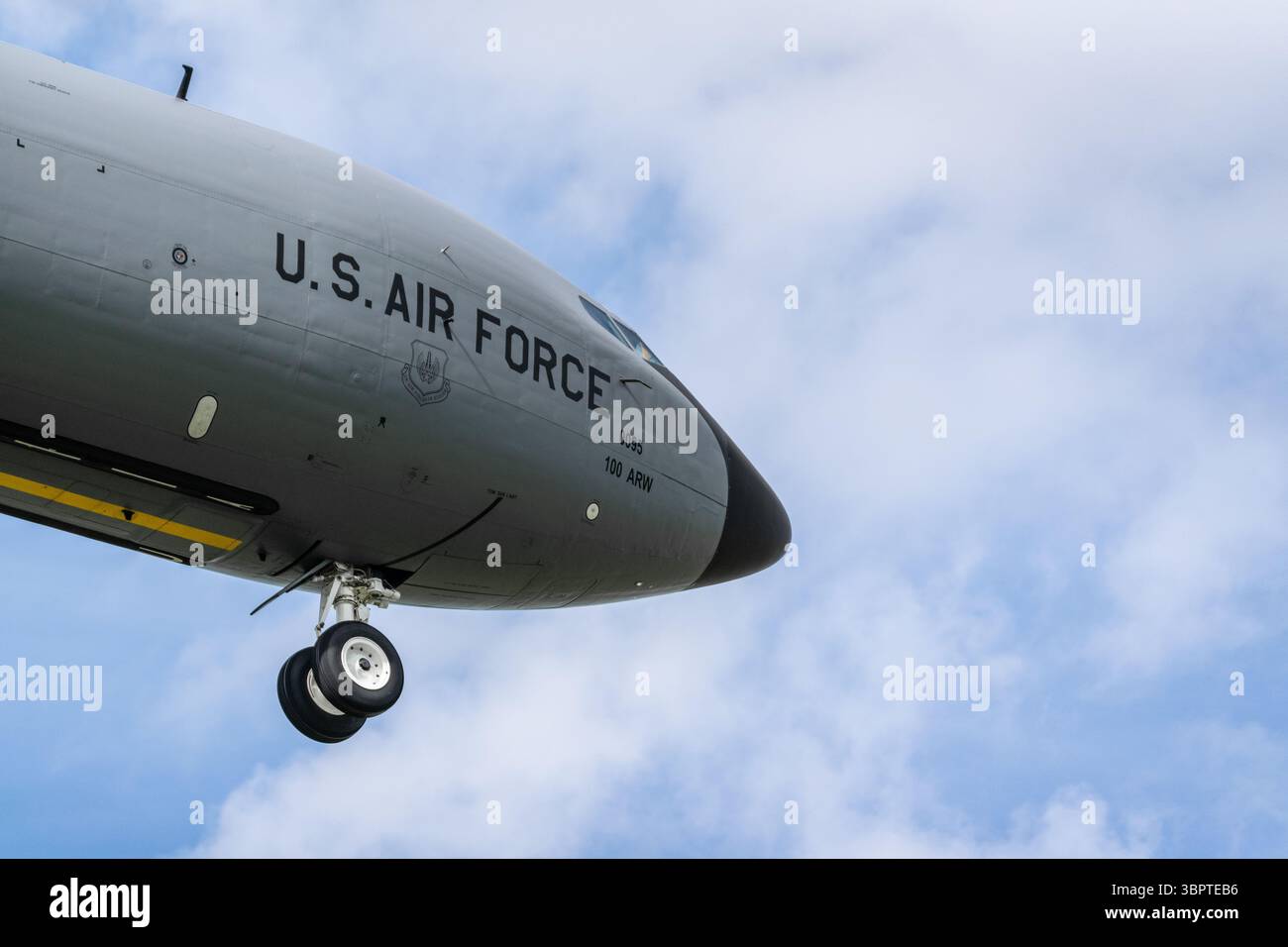 USAF Boeing KC-135 Stratotanker comes in to land at RAF Mildenhall, Suffolk, UK Stock Photo - Alamy