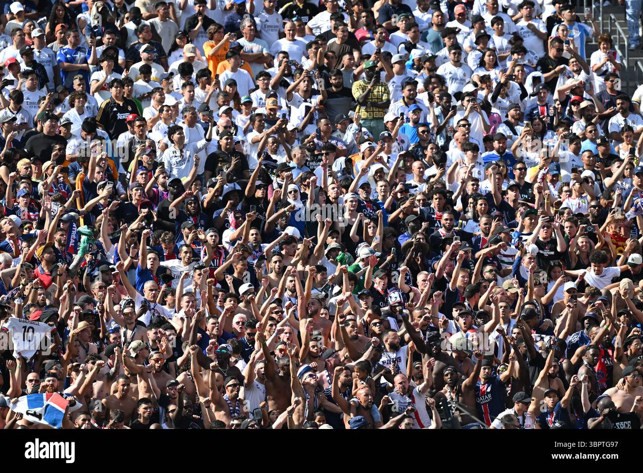 Psg fans celebrate hi-res stock photography and images - Alamy
