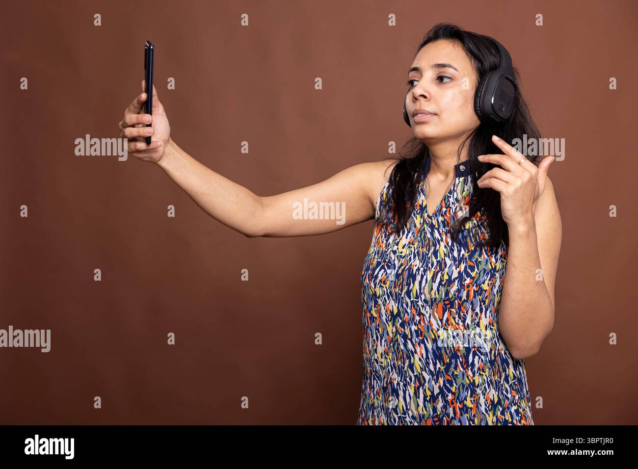 Gorgeous female vlogger wearing hi-res stock photography and images - Alamy