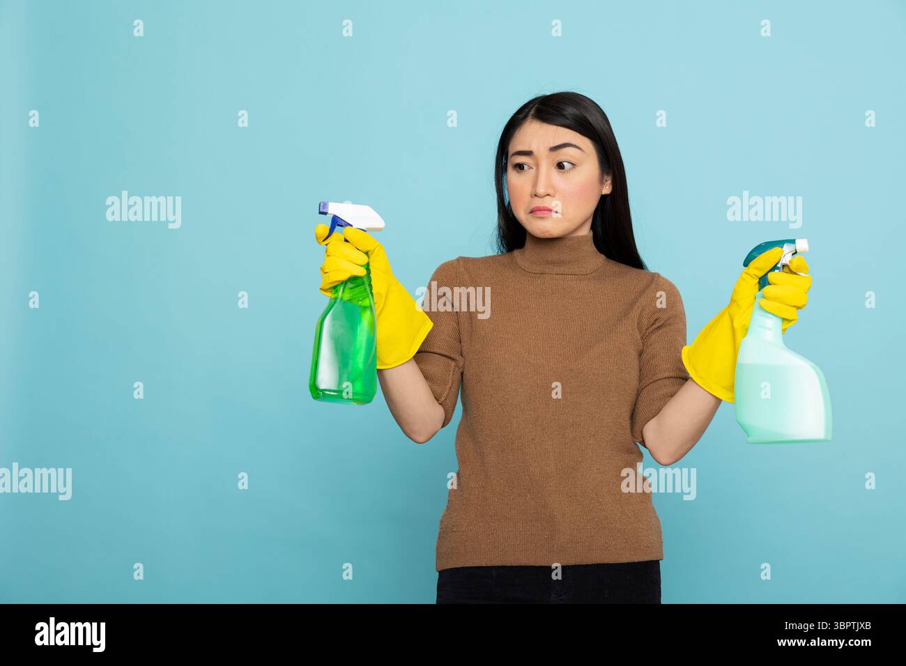 Confused woman holding two bottles hi-res stock photography and images ...