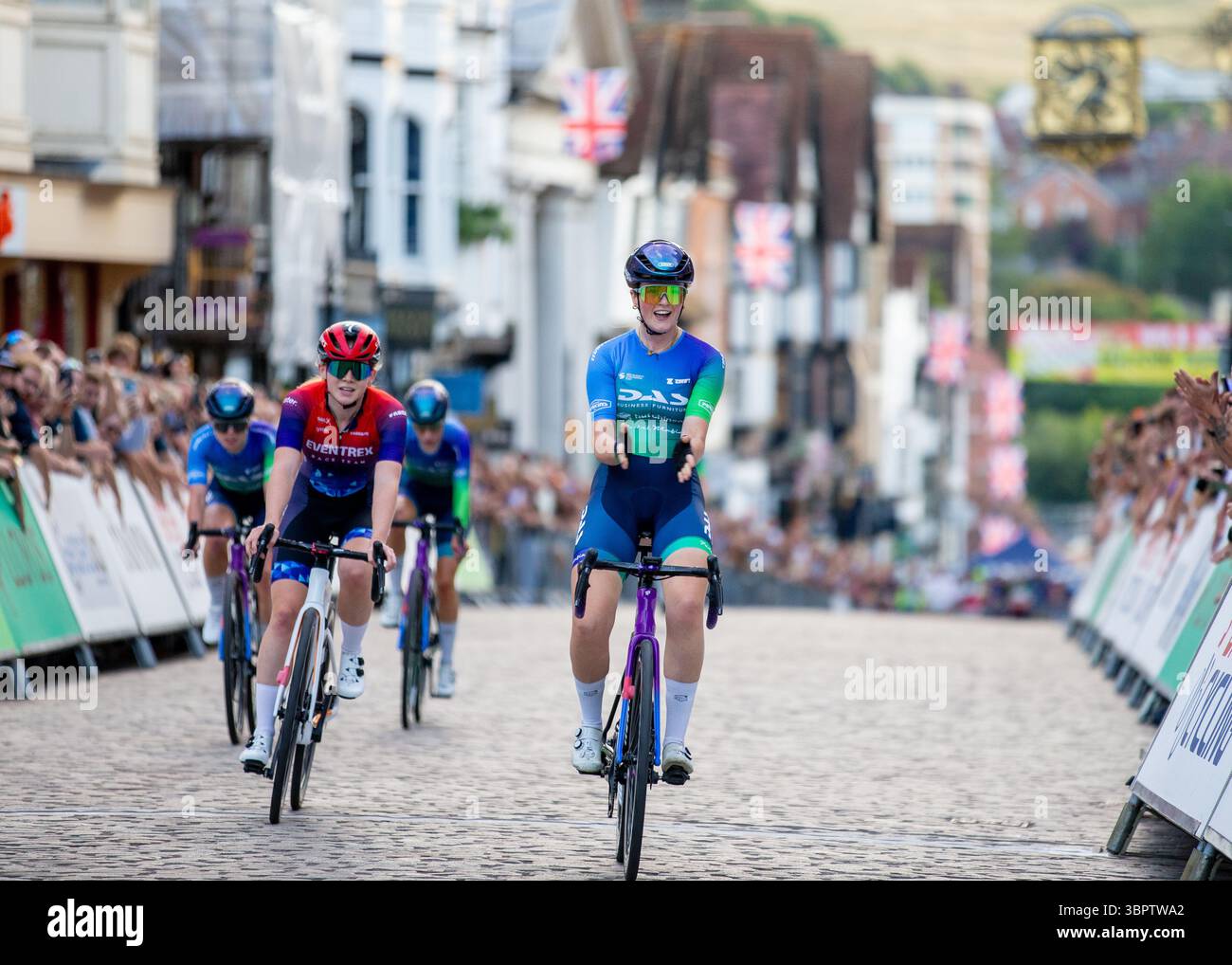 Guildford Town Centre Crits 2025 Robyn Clay (DAS-Hutchinson) sprints to ...