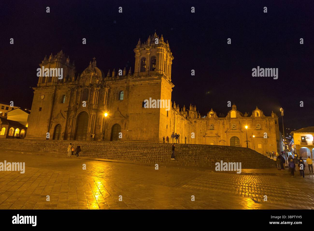 Night View at Plaza de Armas, Cusco, Perú Stock Photo - Alamy