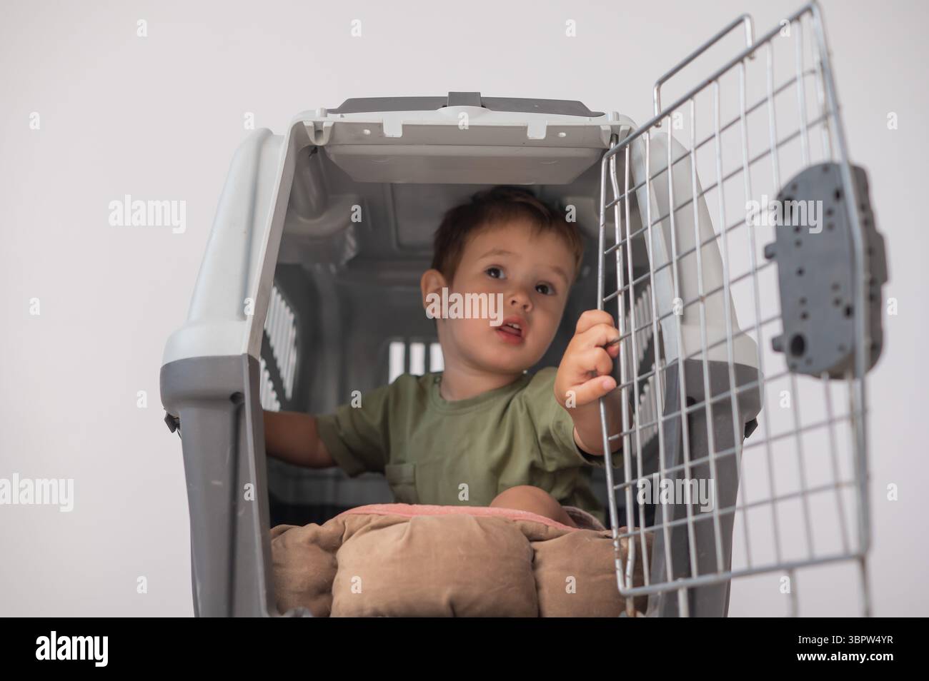 Small child in closed cage hi-res stock photography and images - Alamy