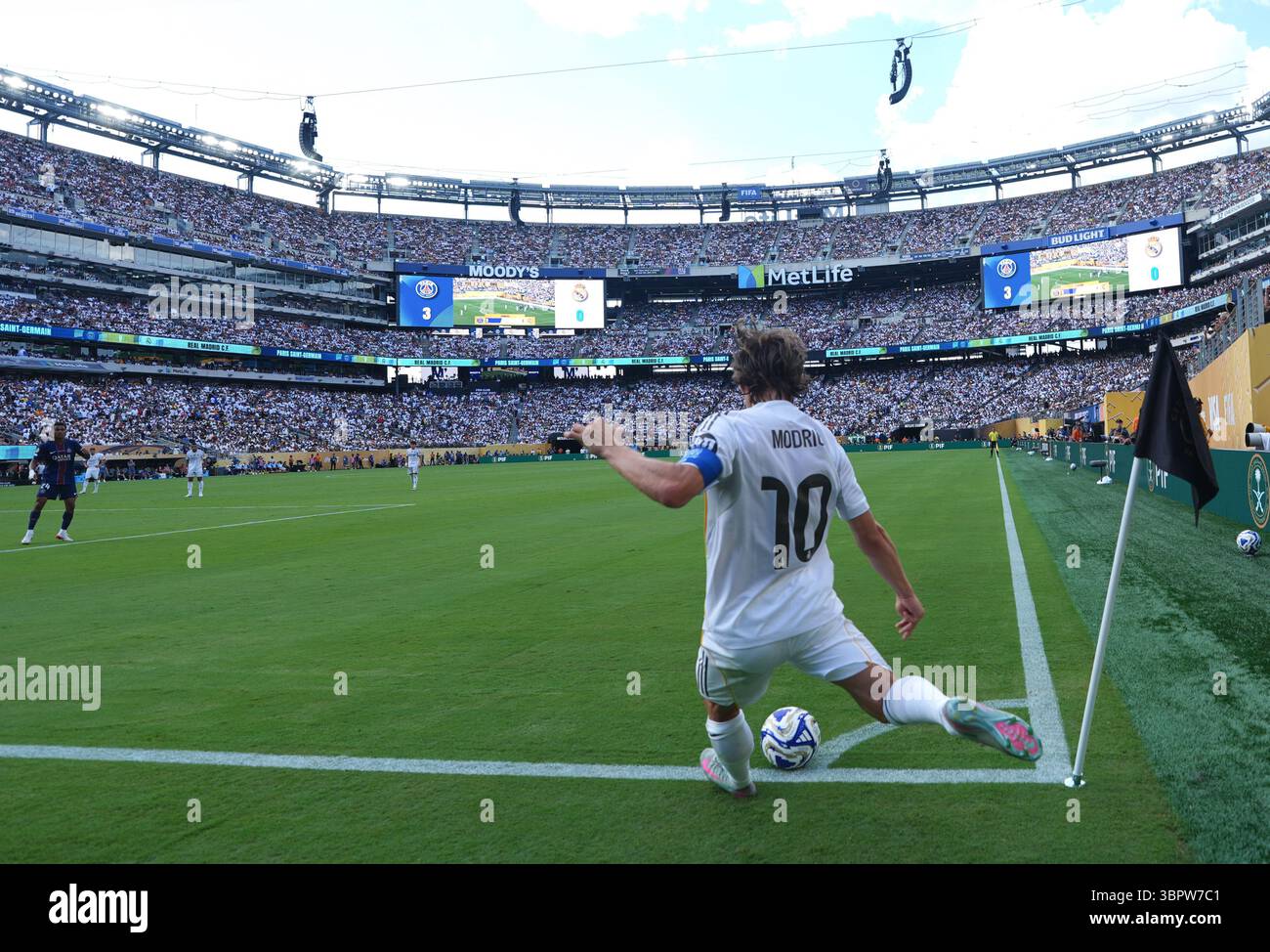Real madrid takes a corner hi-res stock photography and images - Alamy