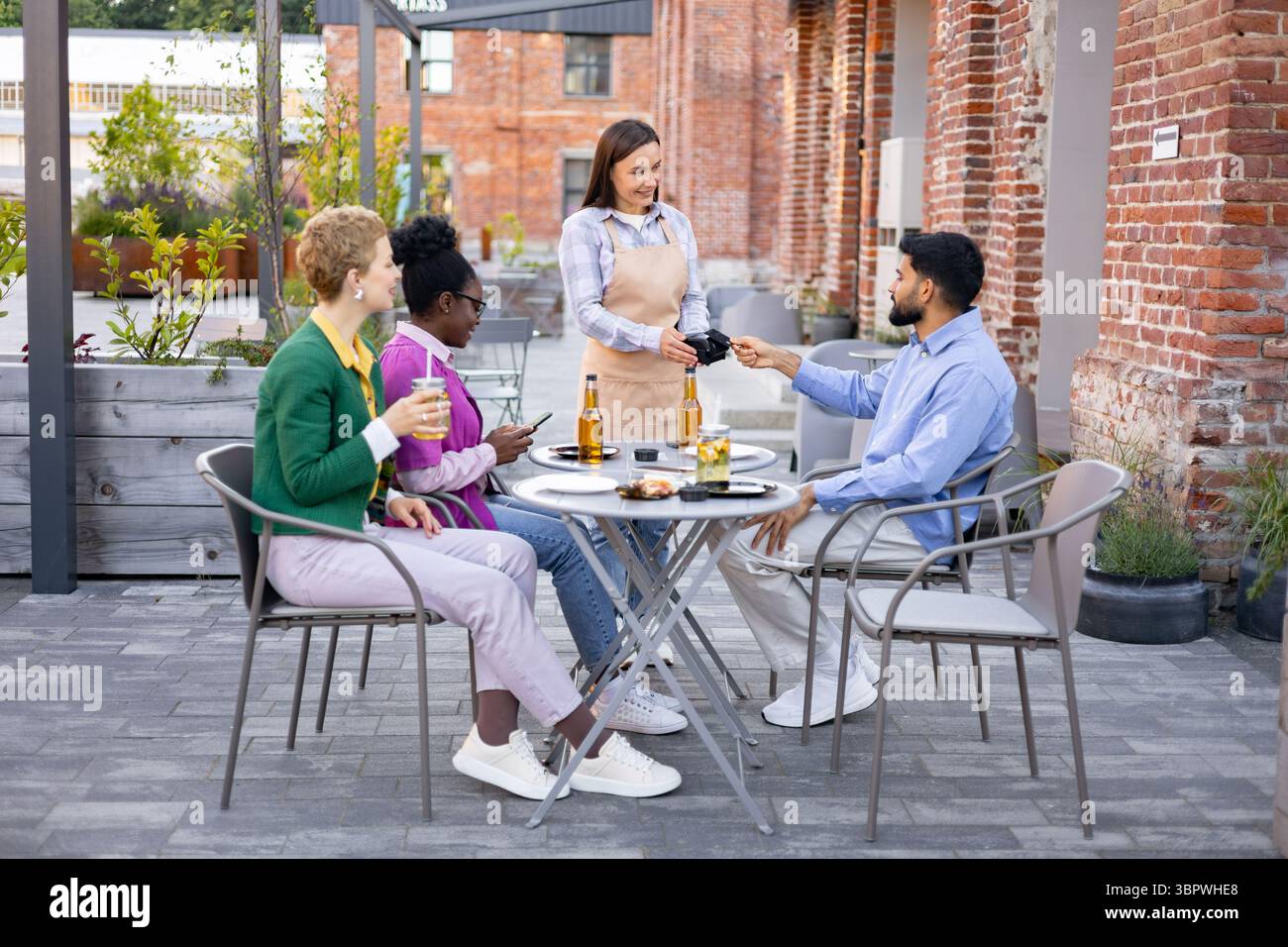 Cafe payment outdoor restaurant hi-res stock photography and images - Alamy