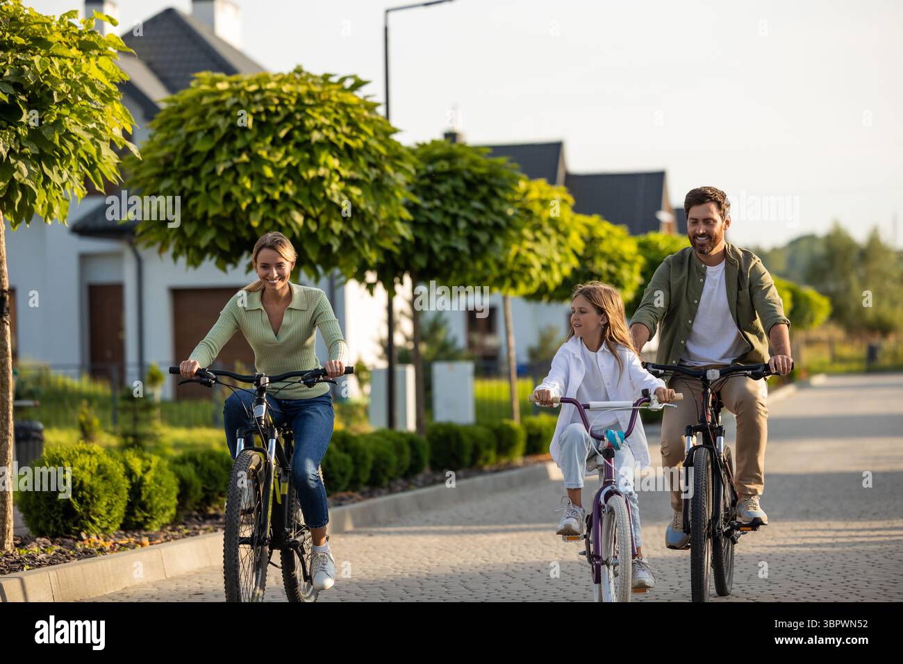 Houses along bike path hi-res stock photography and images - Alamy