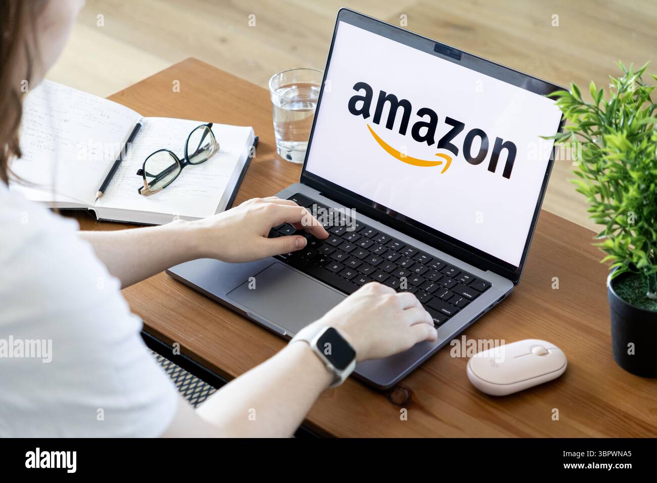 Amazon application startup screen hi-res stock photography and images ...