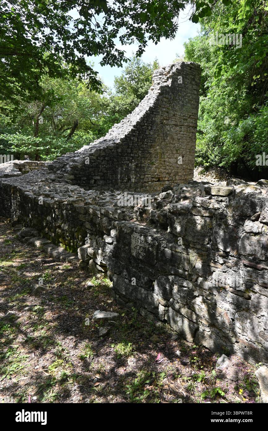 Butrint basilica mosaic albania hi-res stock photography and images - Alamy