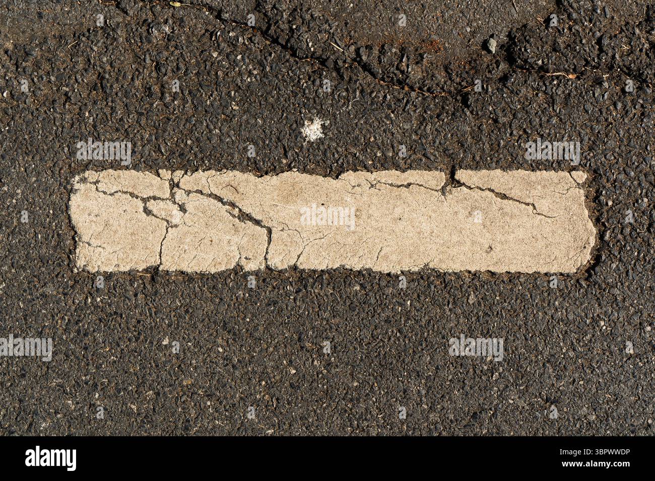 White rectangular road marking hi-res stock photography and images - Alamy