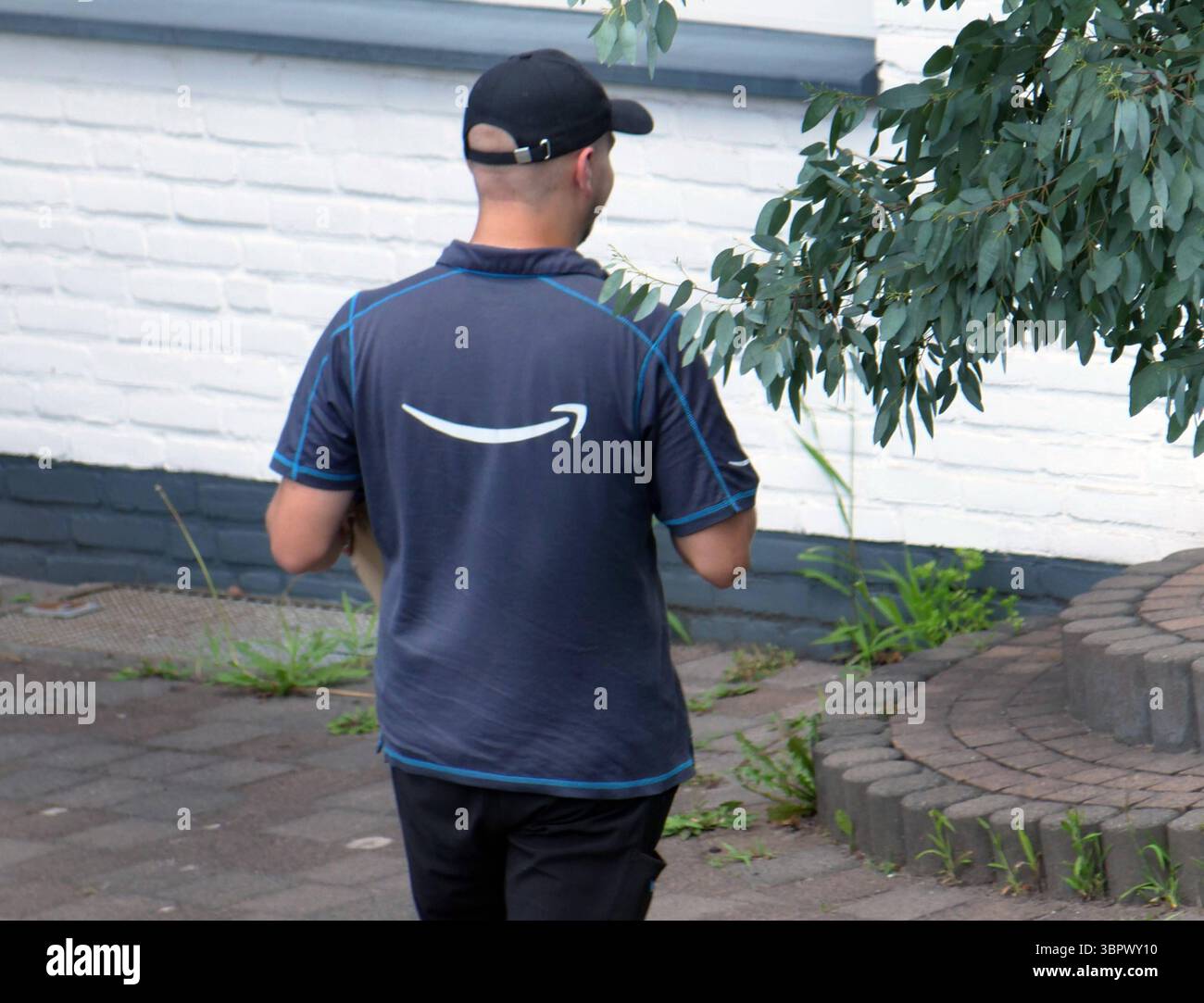 Amazon Paketfahrer bei der Auslieferung. Amazon *** Amazon parcel ...