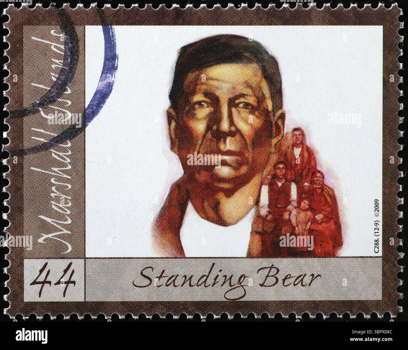 American indian chief standing hi-res stock photography and images - Alamy