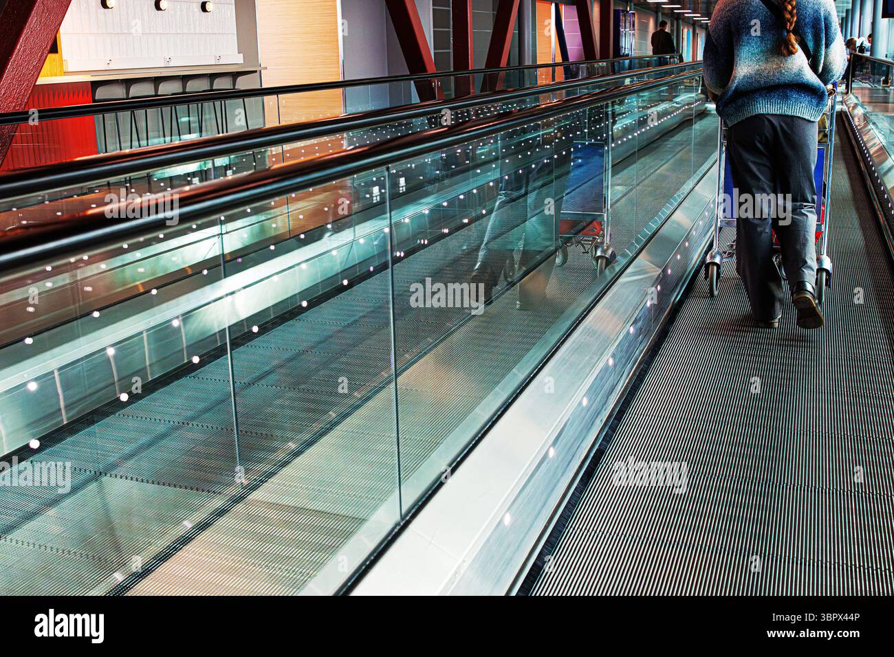Luggage on escalator hi-res stock photography and images - Alamy
