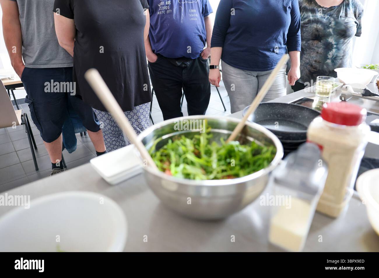 PRODUCTION - 05 June 2025, Saxony, Leipzig: Morbidly obese participants ...