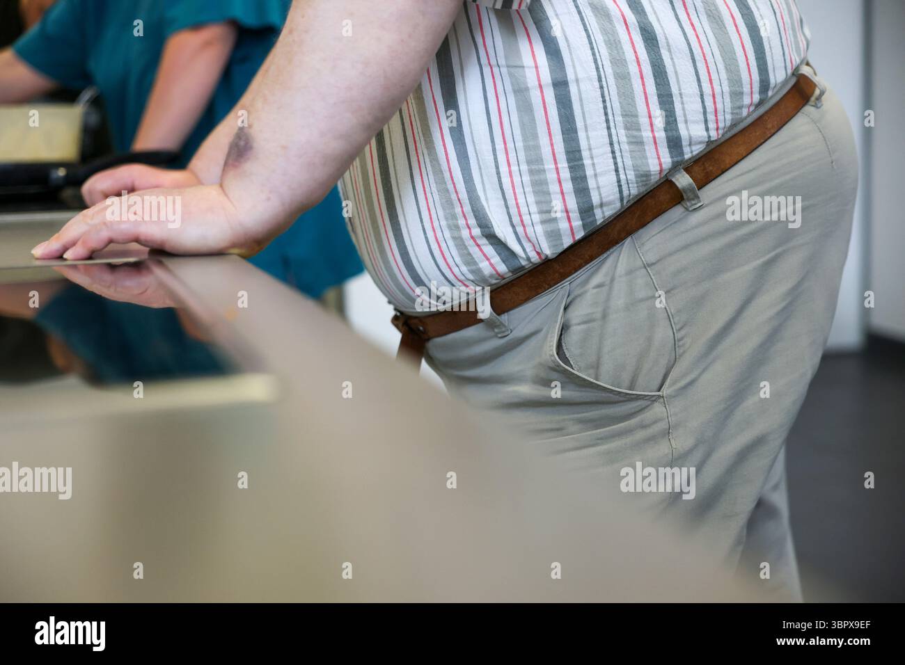 PRODUCTION - 06 June 2025, Saxony, Leipzig: A morbidly obese man stands ...
