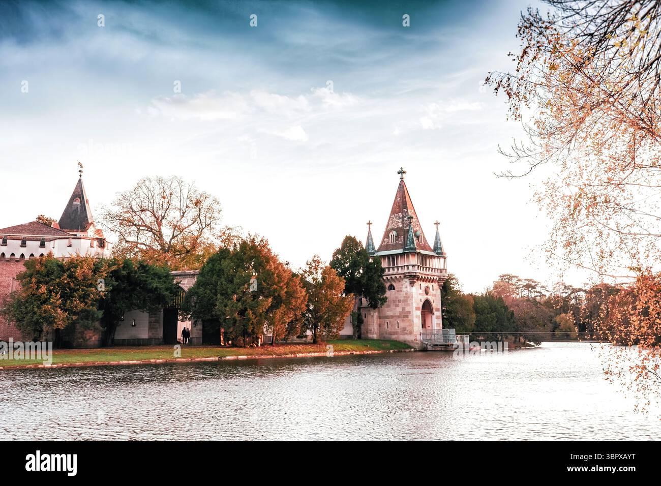 Autumn Laxenburg park with medieval Franzensburg castle on lake, Lower ...