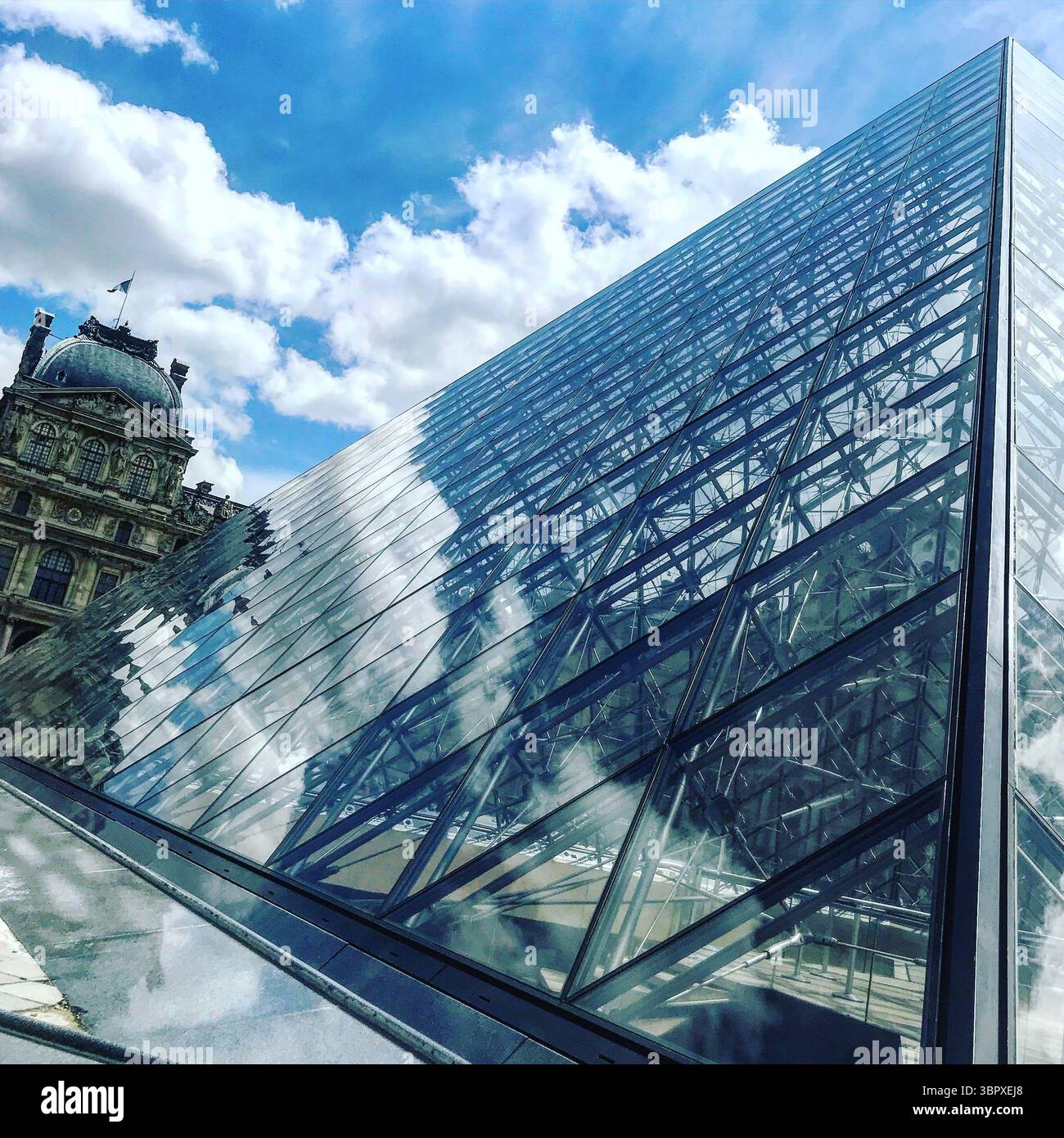 Iconic Paris scenes: Eiffel Tower, Notre-Dame, Montmartre, Louvre ...